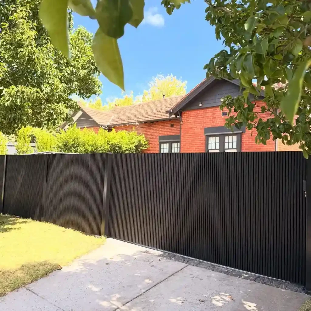 Urban Backyard Fence Ideas for Stylish Outdoor Spaces